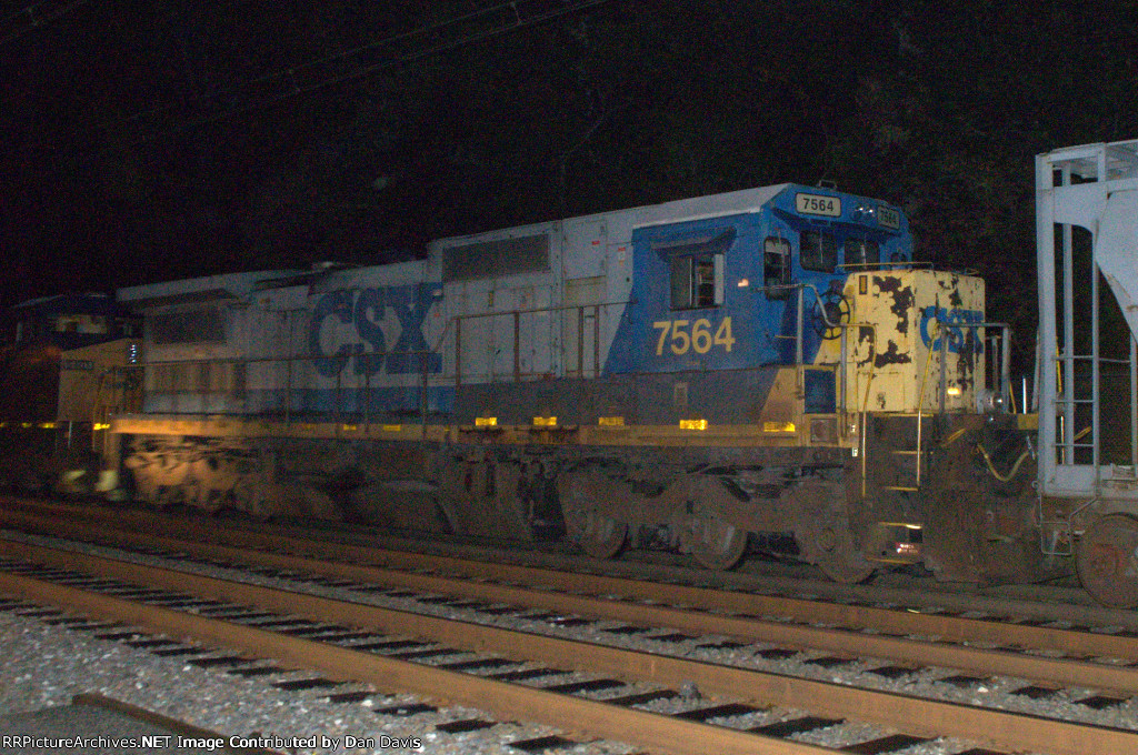 CSX C40-8 7564 trails on Q438-09